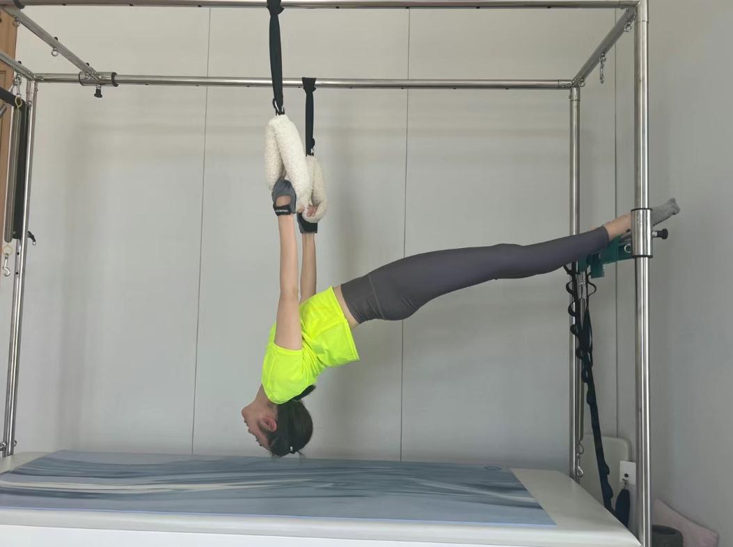 Tang Yixin seldom posted fitness photos, wearing a waistless dress to ...