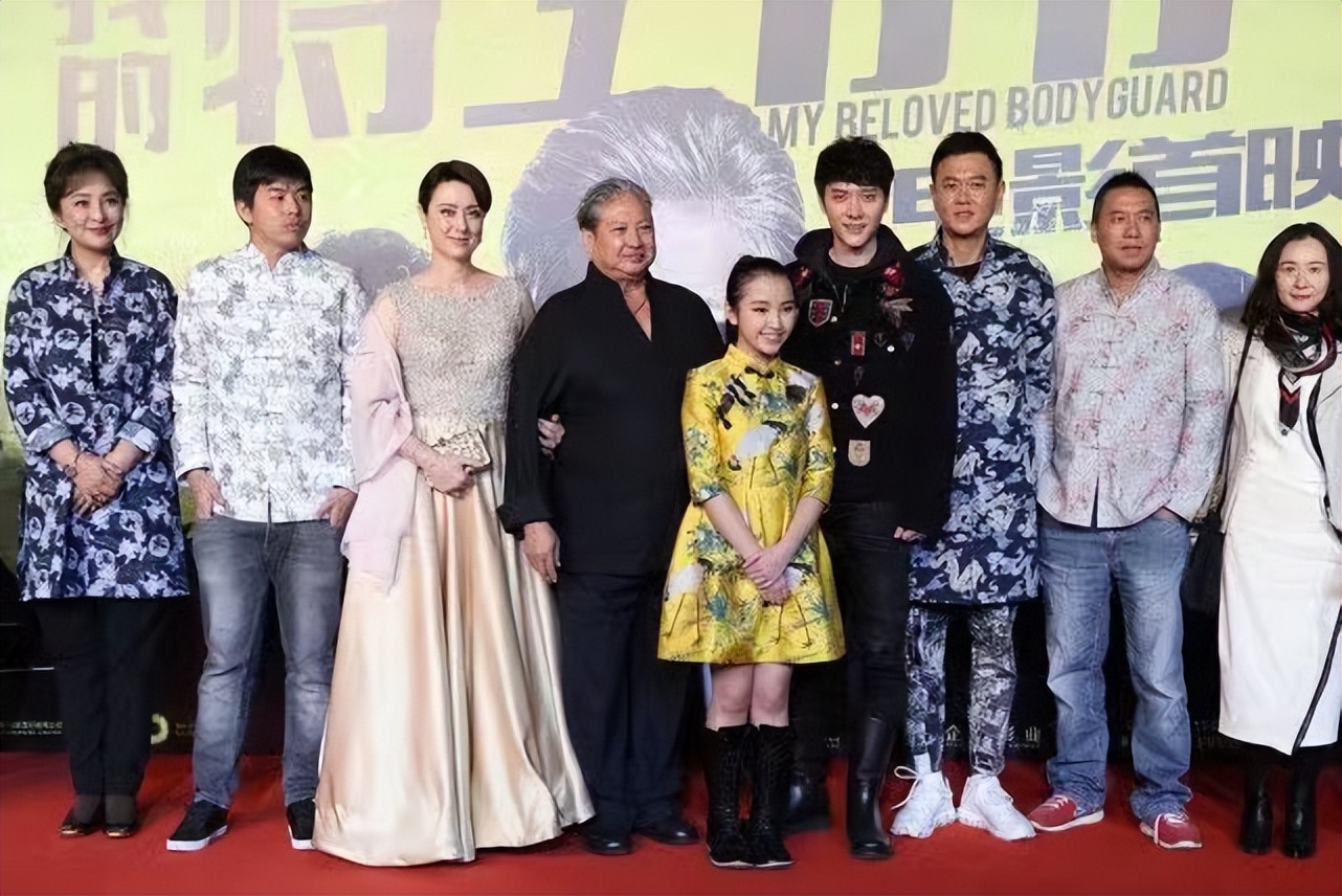 Sammo Hung walks the red carpet with his wife, and personally helps his ...