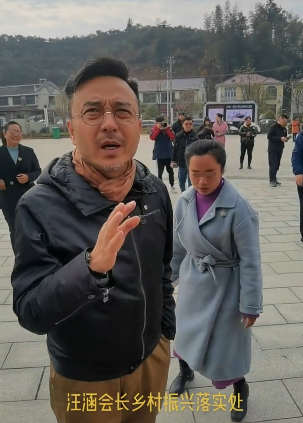 The host Wang Han appeared in the countryside in a low-key manner, his ...