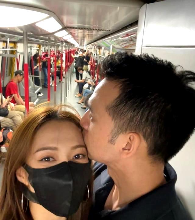 Wang Junxin and his wife celebrated their birthday romantically and kissed sweetly while taking ...