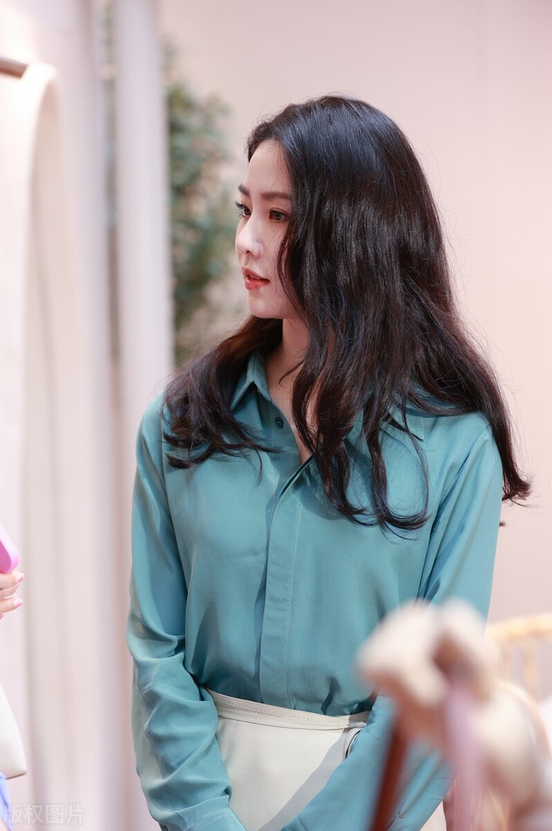 Liu Shishi and Yang Tianzhen attended an event, one of them wanted to ...