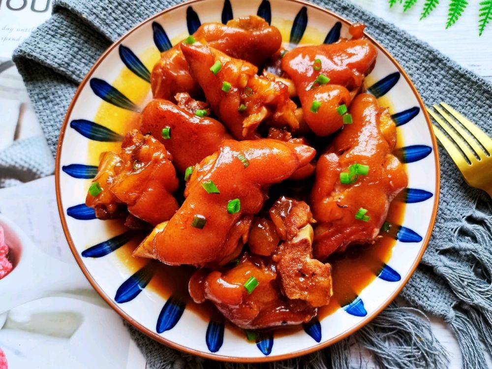 Two different methods of pig's trotters, soft, glutinous, delicious and ...