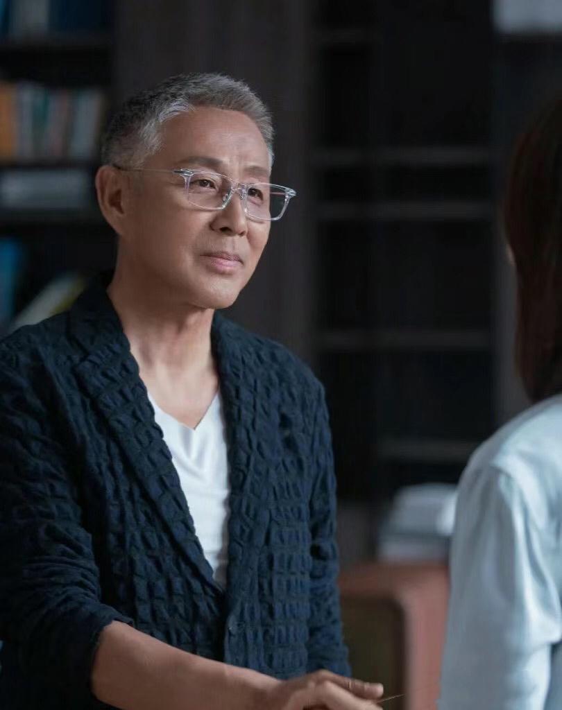 Returning the Golden Rooster Award to Chen Daoming for his acting ...