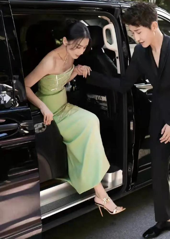 Huang Shengyi's picture became popular, she got out of the car and bent ...