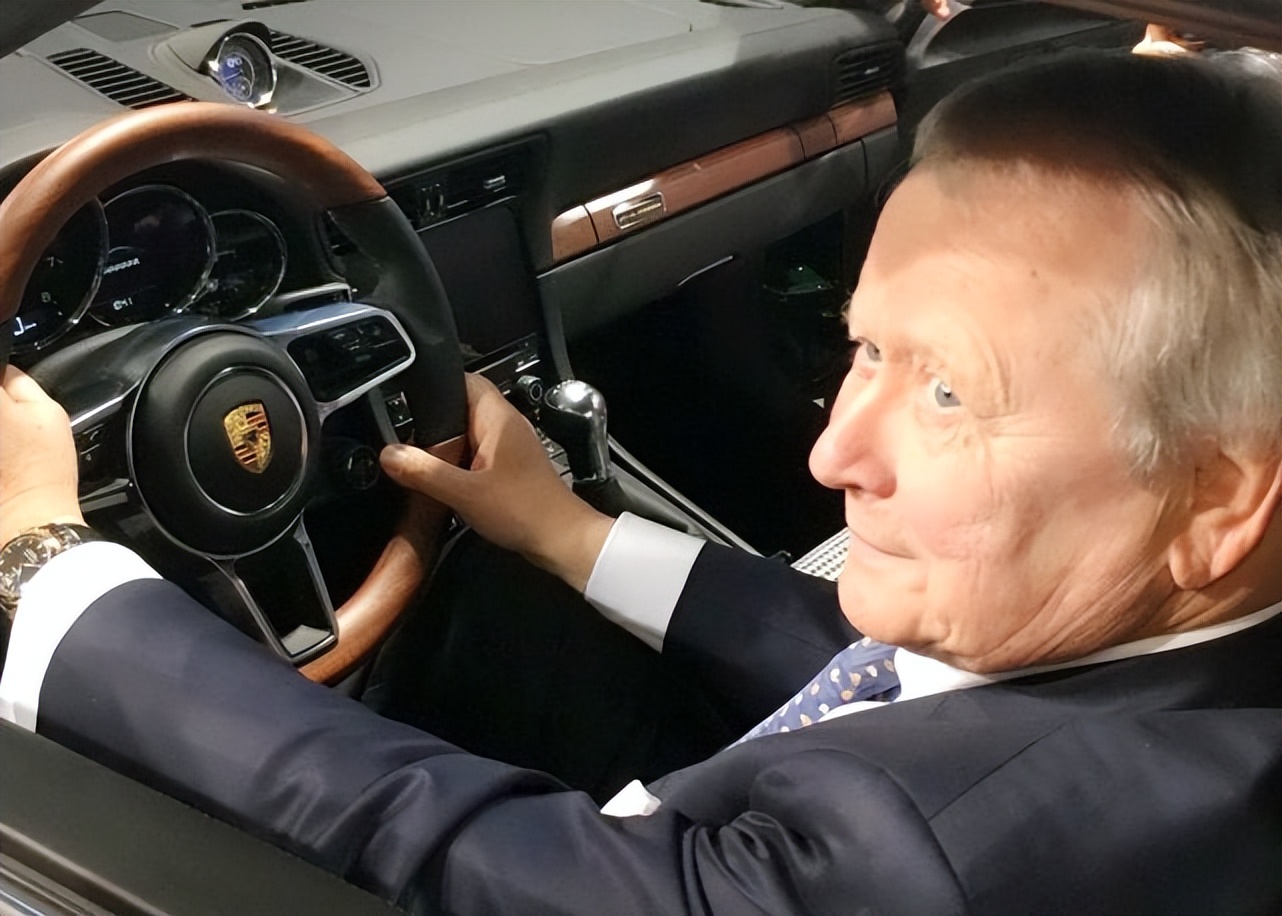 The Porsche heir wants to divorce his 74-year-old wife. She suffers ...