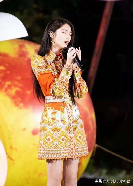 Fu Jing's ethnic style dress is coming, holding flowers in her hand is ...