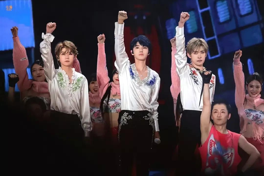 A group of demons danced wildly, how many people were hit in the face ...