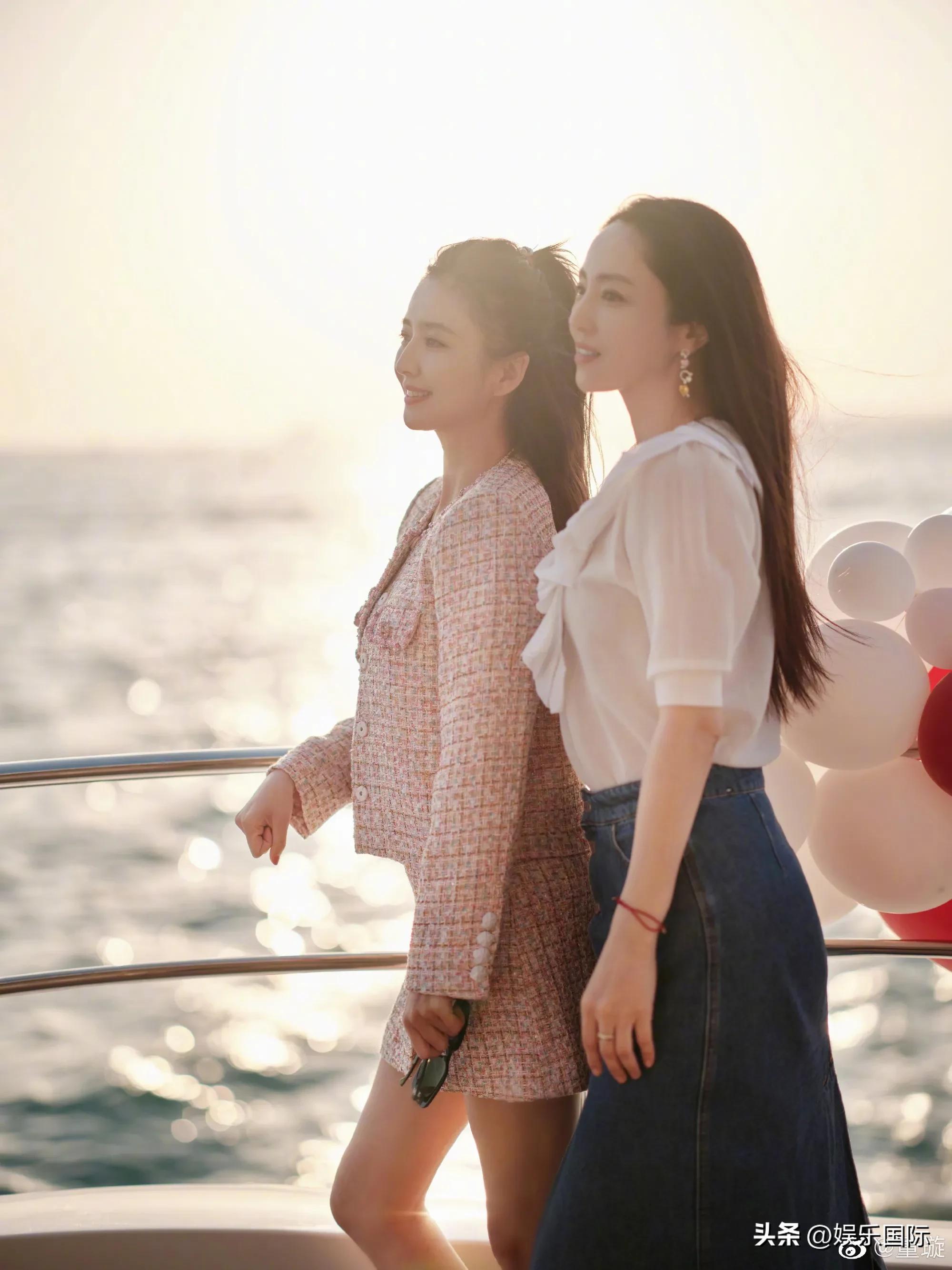 Beautiful sisters!Dong Xuan and Tong Liya swim together on the beach ...