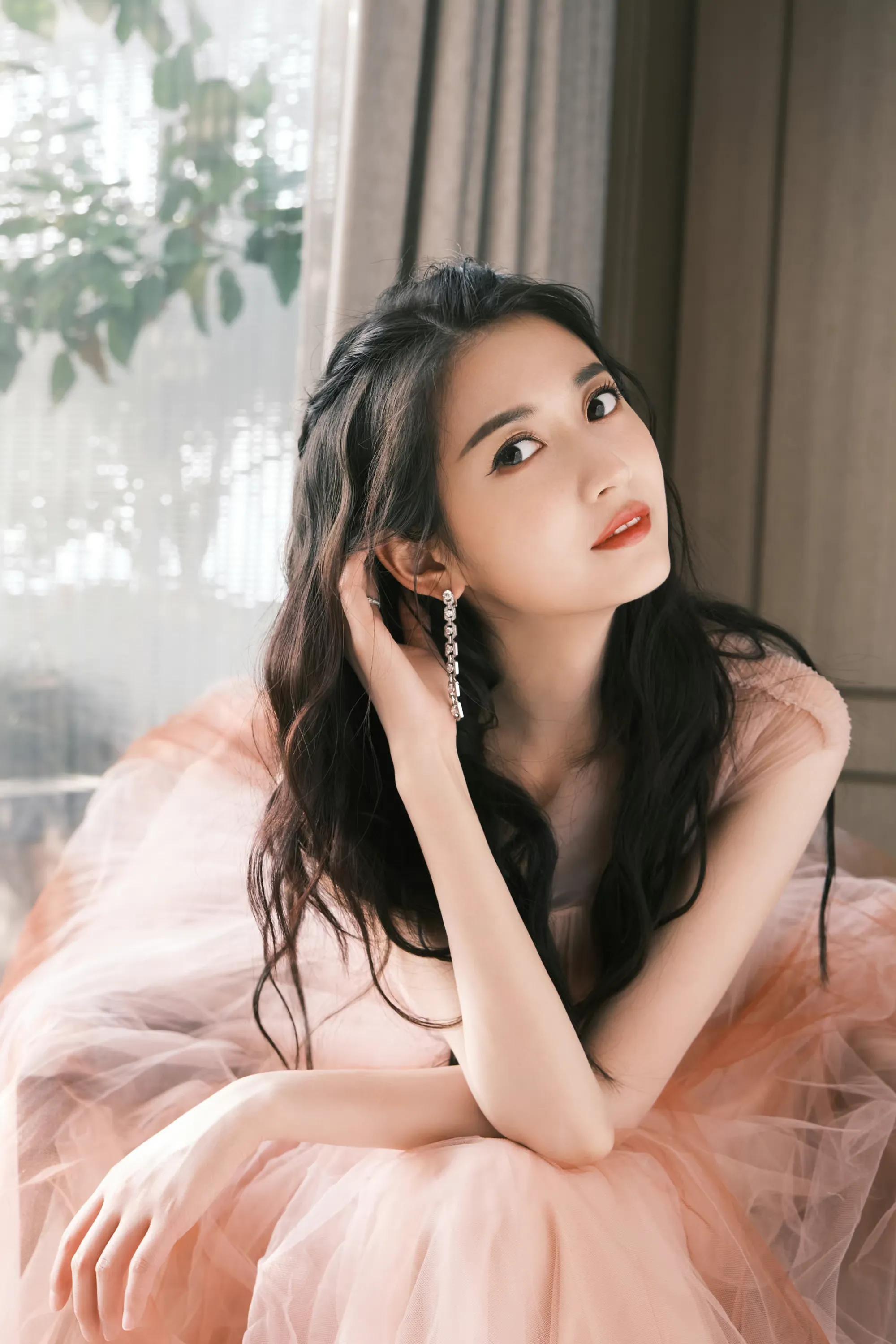 Beautiful picture of Chen Yuqi - iNEWS