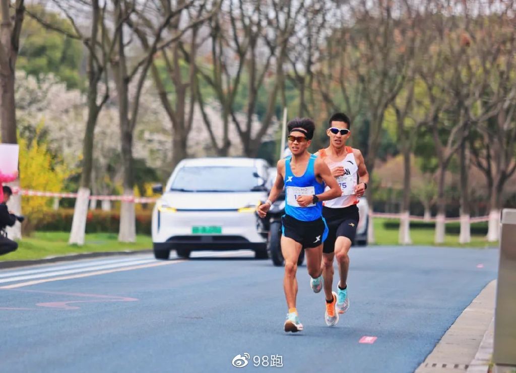 After "2:07:30", the meritorious coaches of Chinese middle and long ...