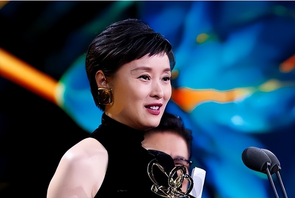 After being upset, the 51-year-old "infertile and unmarried" Wu Yue ...