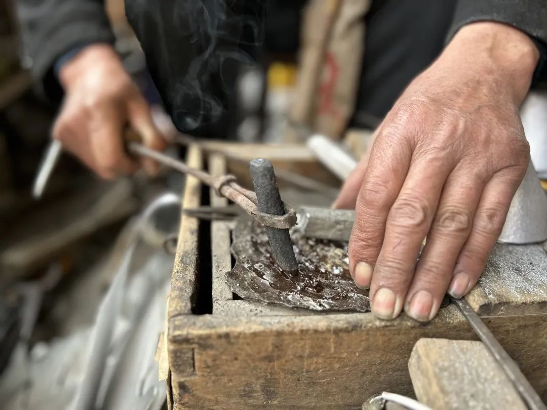 Laiwu tin sculpture: one pair of hands, one piece of tin, nine ...