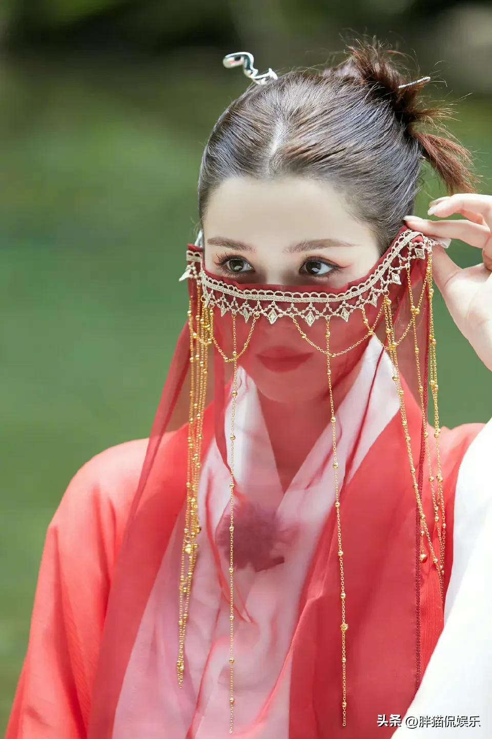 Hanikzi is dressed in a red costume, incarnates a heroic and beautiful ...