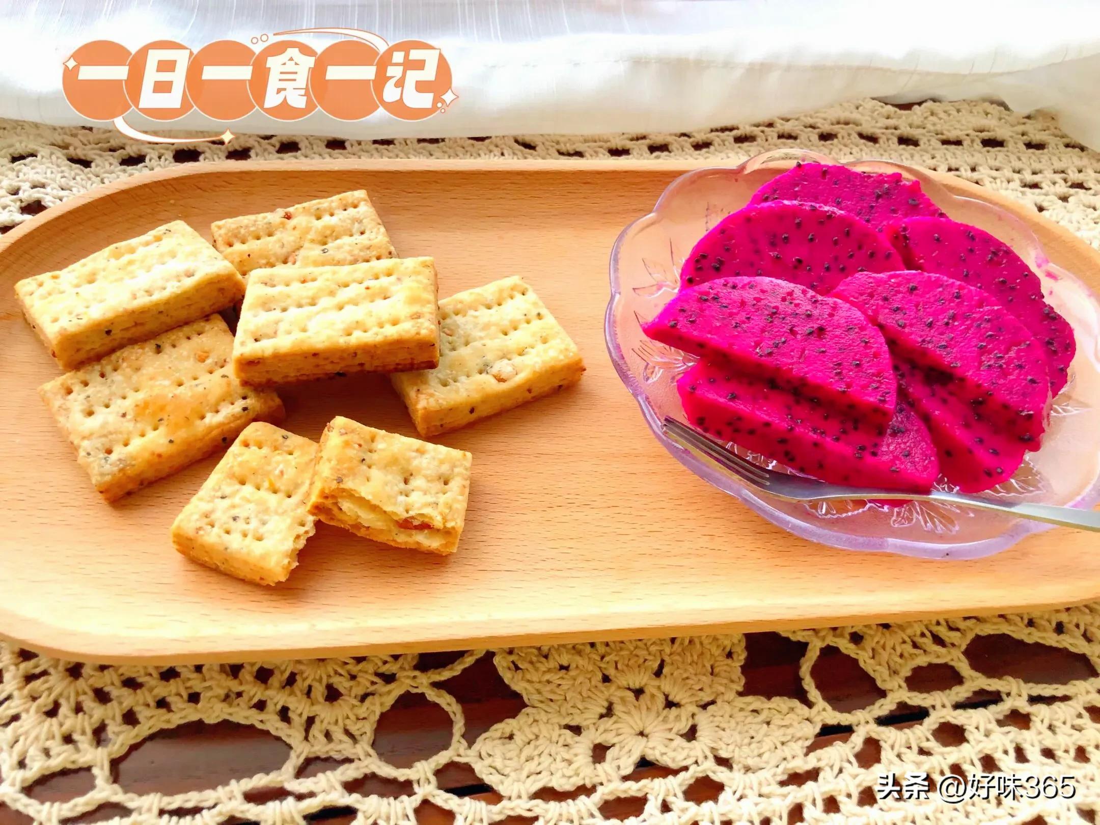 Salted crackers mixed with pepper and shallots have a crispy texture ...