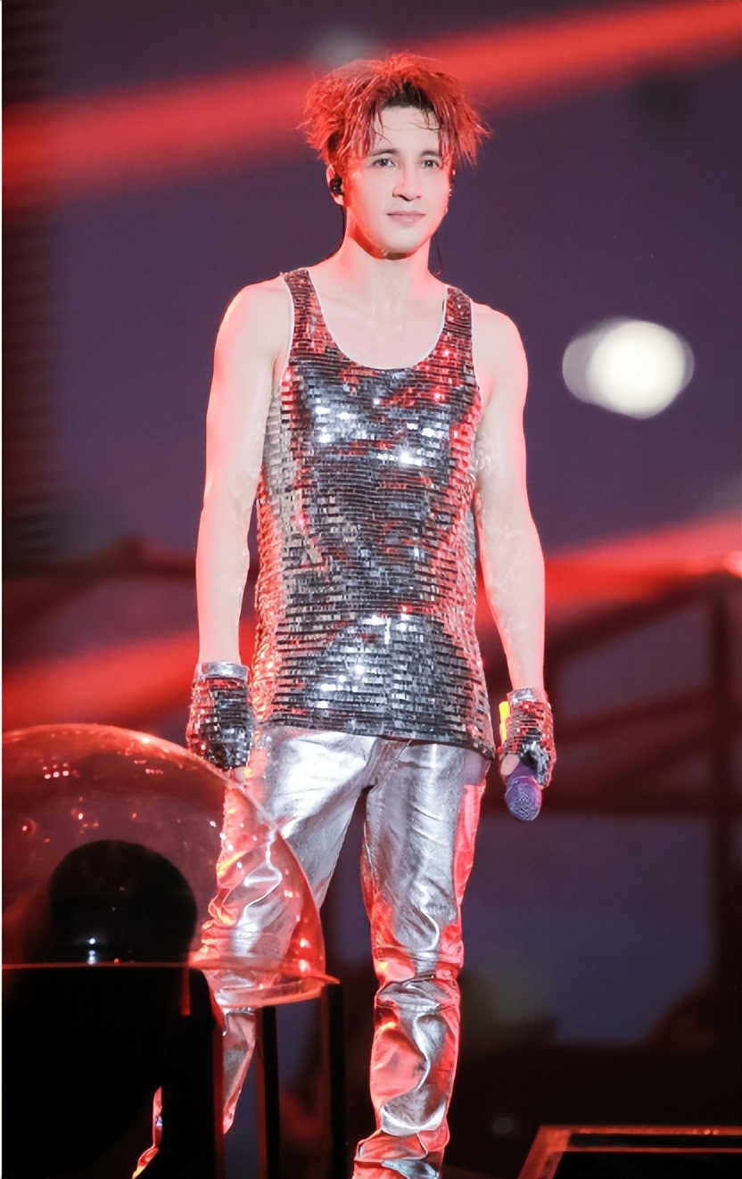 Xue Zhiqian's concert, Deng Ziqi's support, many stars gathered, Wang ...