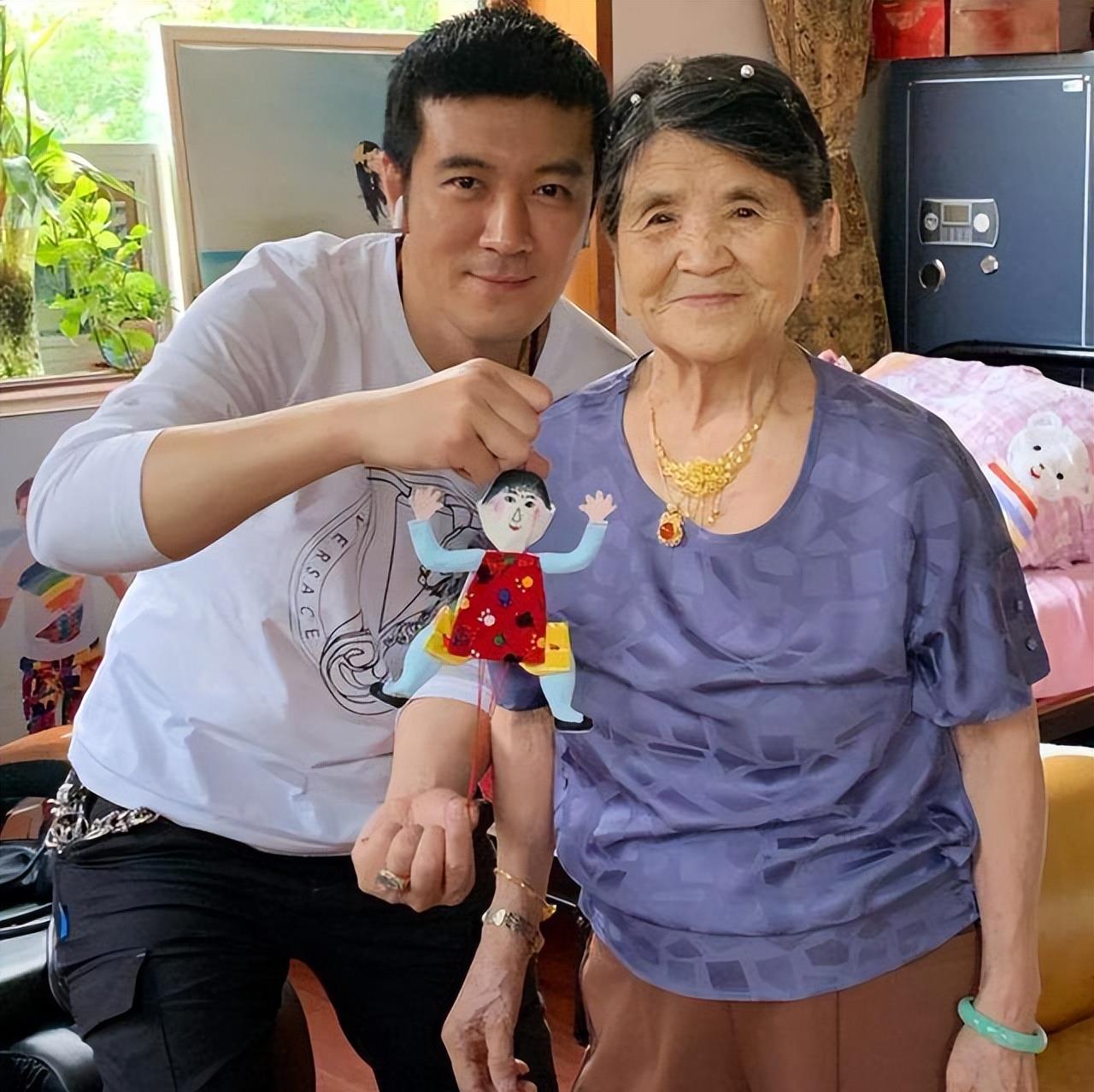 Yang Zi's mother celebrates her 88th birthday, Tao Hong helps her out ...