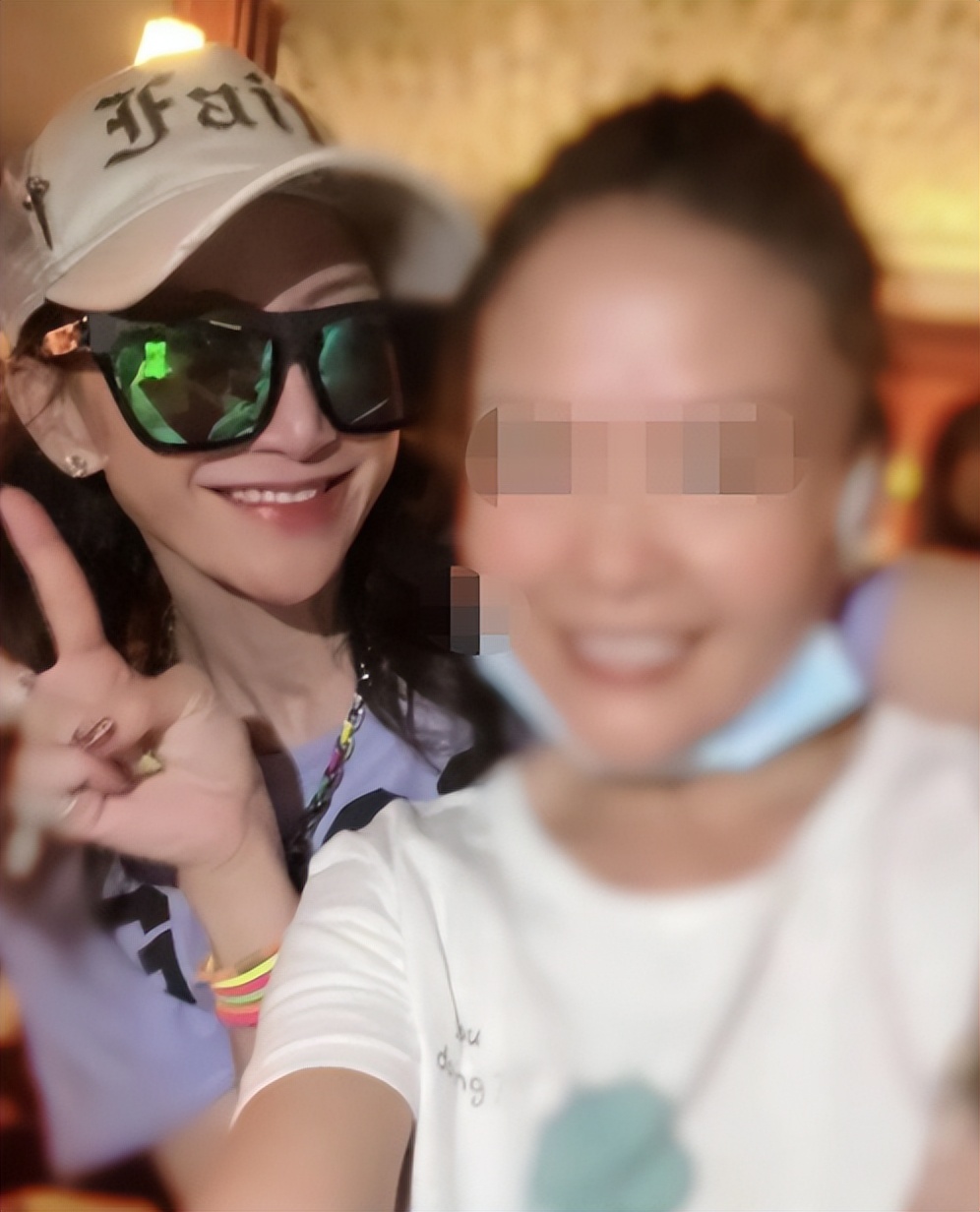 47-year-old Coco Li sings and dances in a bar, with a slim body and ...