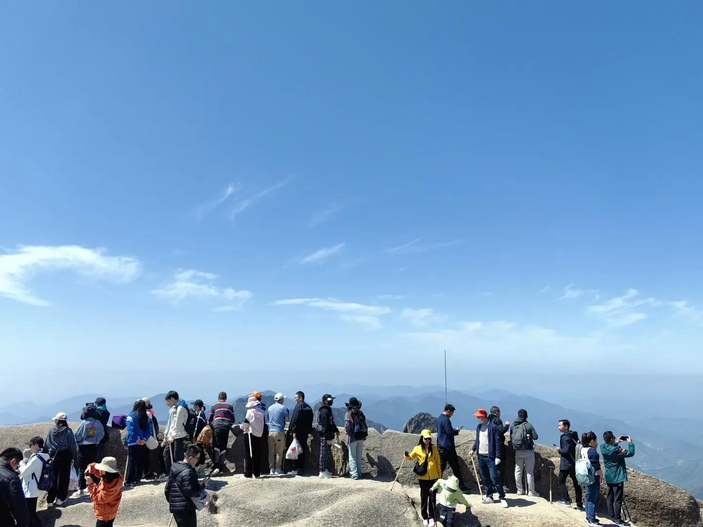I finally climbed to the Guangming Peak, the second peak of Huangshan ...