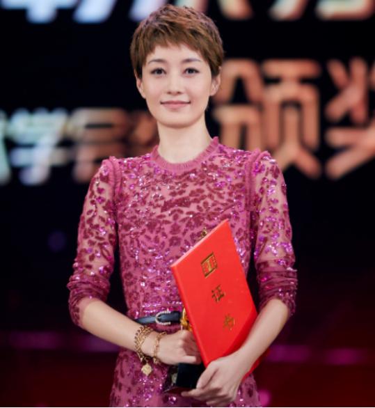 Zhang Wenjun and her daughter appeared at the airport. The 14-year-old ...