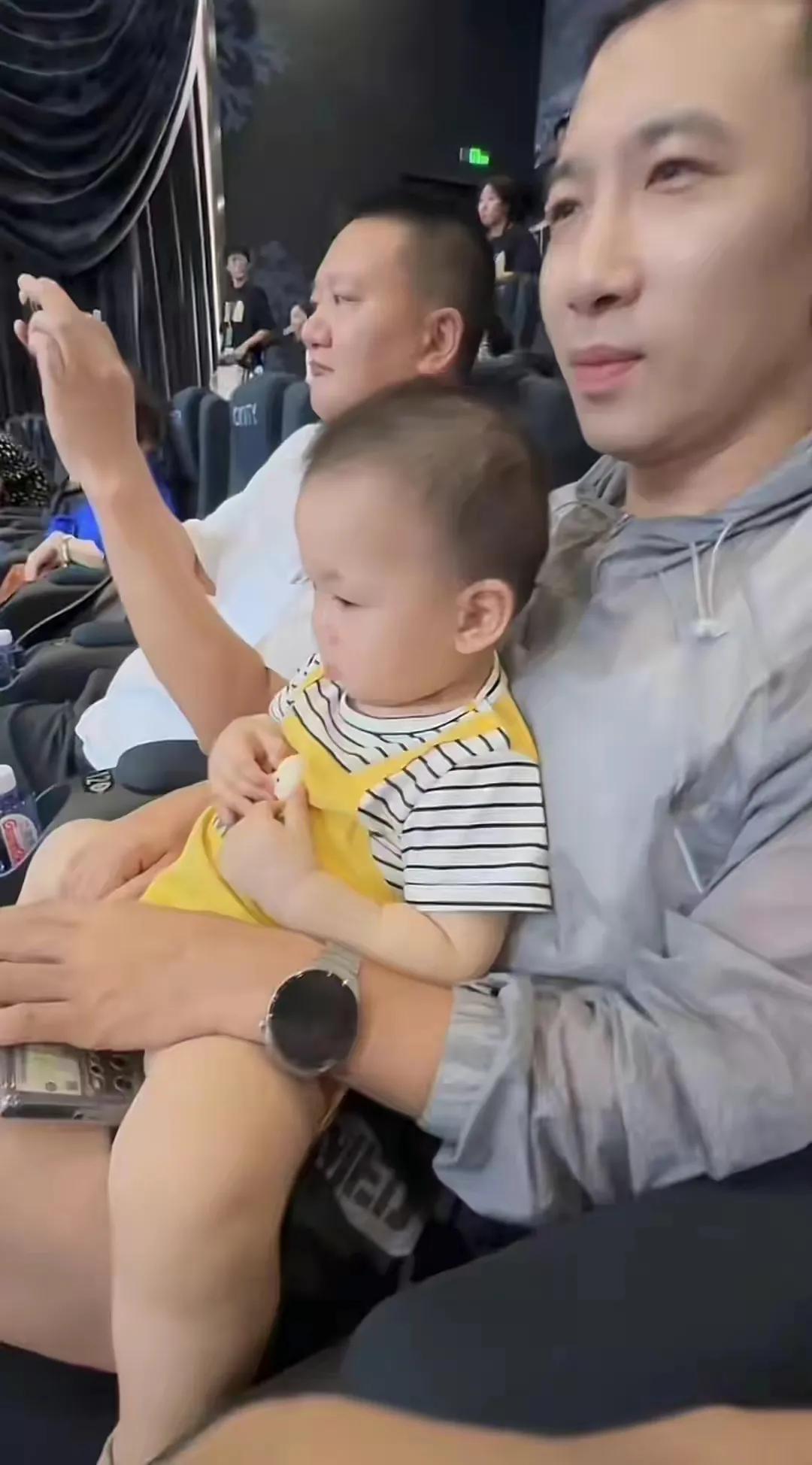 Yan Danchen and her 4-year-old husband show affection! The date shows ...