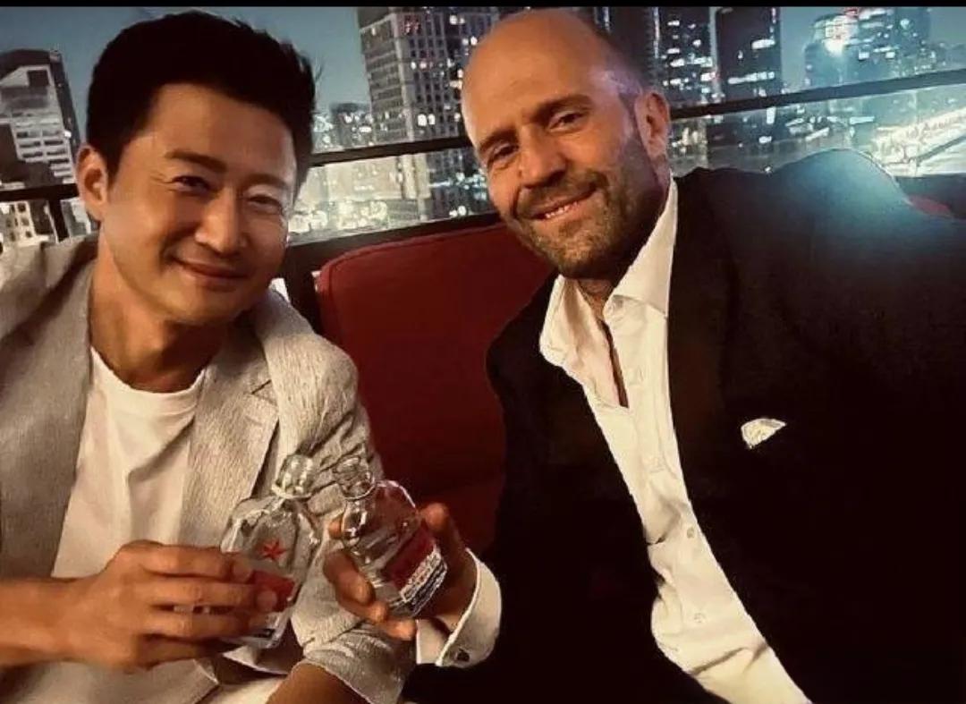 Jason Statham posted a photo of having dinner with Wu Jing, and the two were very happy. - iNEWS