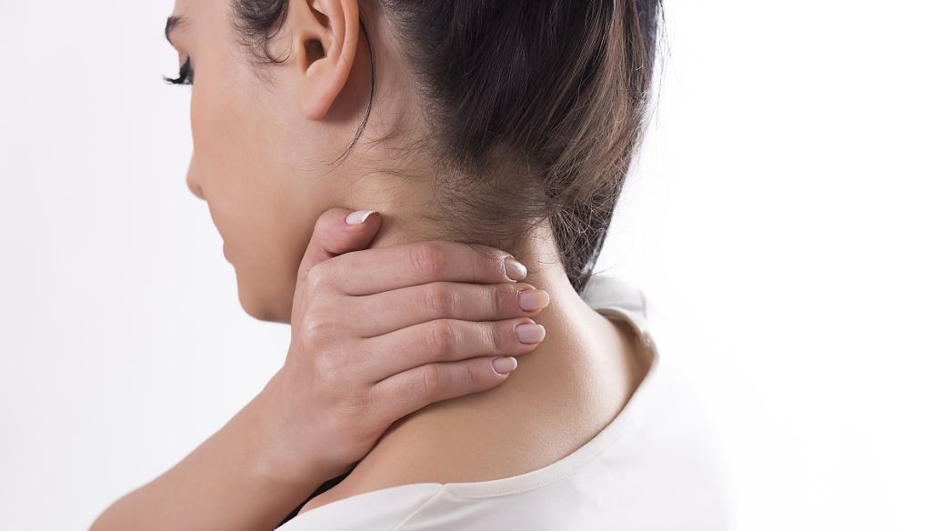 Causes and symptoms of stiff neck pain - iNEWS