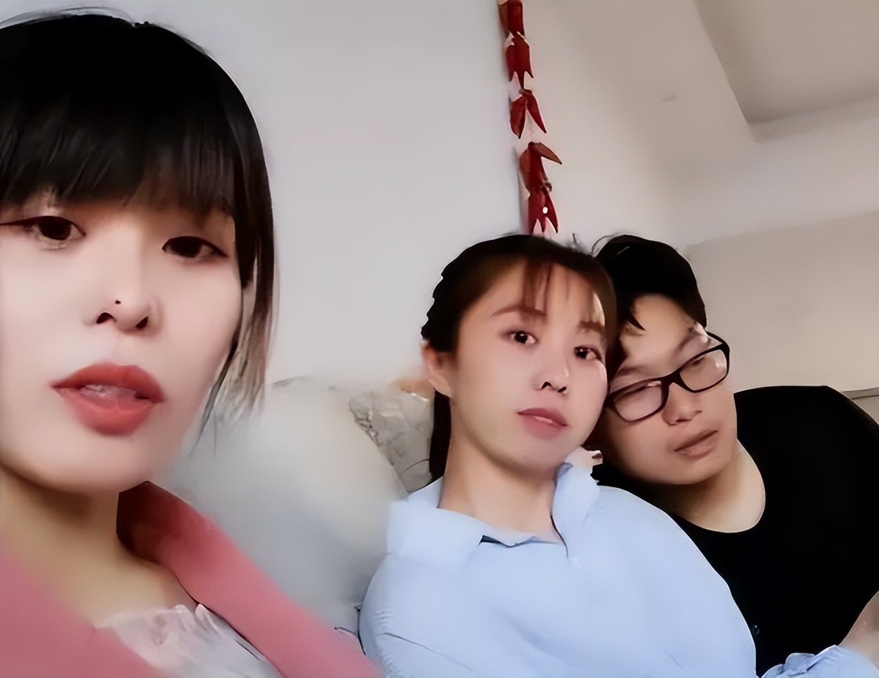 Xu Min's best friend Xiao Qi took a selfie, saying that Xu Min has many ...