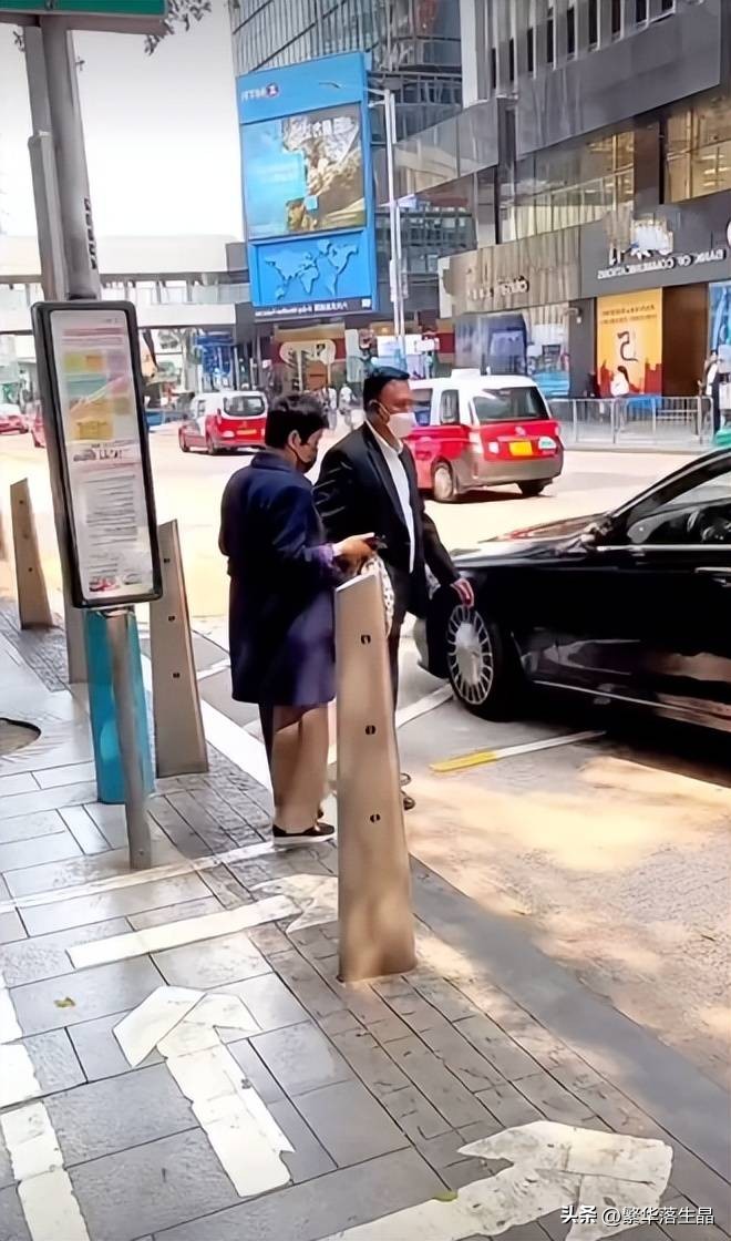Anqi Liang went out in a luxury car, wearing a coat and trousers to ...