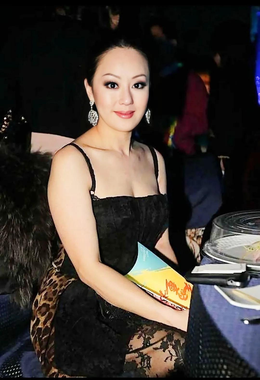 Sexy and charming Zhang Xiaohui - iNEWS