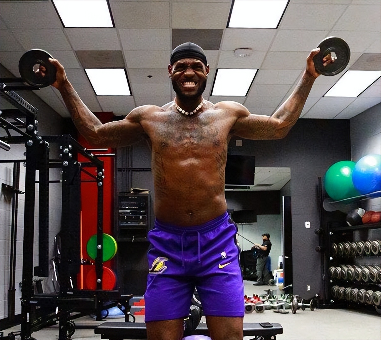 James trains hard and is very self-disciplined, why can't he see almost ...