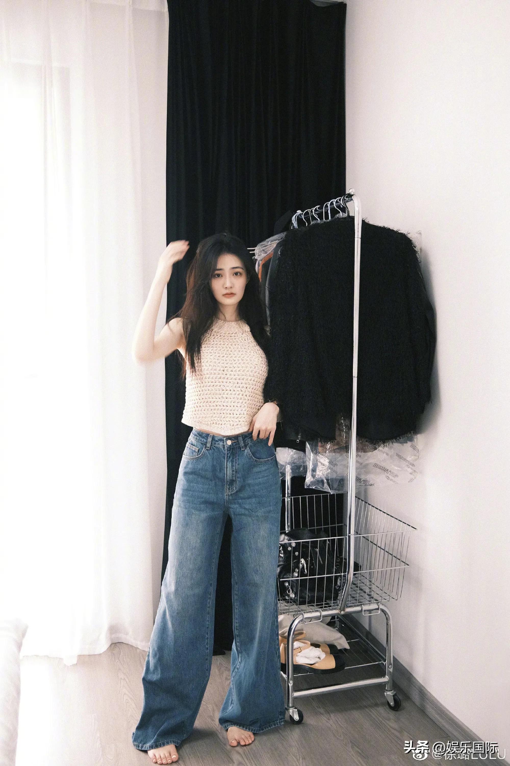 Xu Lu wears a hanging neck hollow dress to show off her figure with ...