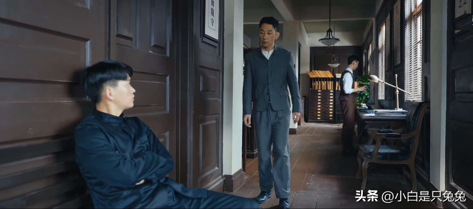 Cui Ping played by Lou Yixiao in "Happy Face" is the chief of the unit ...