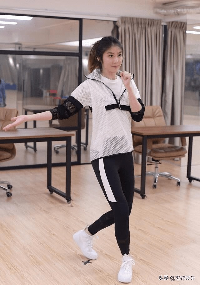 Chen Huilin was photographed picking up the baby, dressed in ...