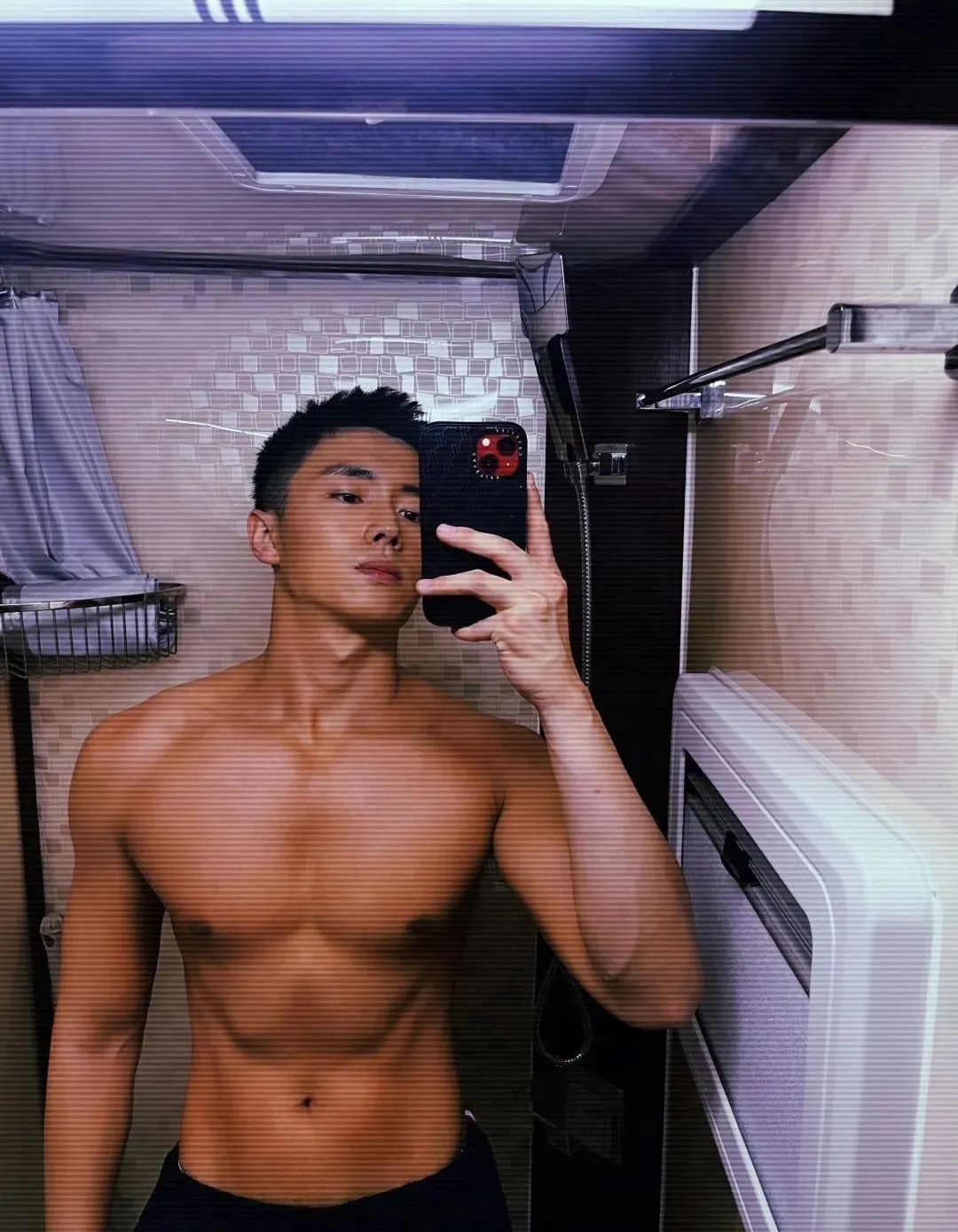 Zhai Zilu's short hair looks rejuvenated, and his sweaty muscles are ...