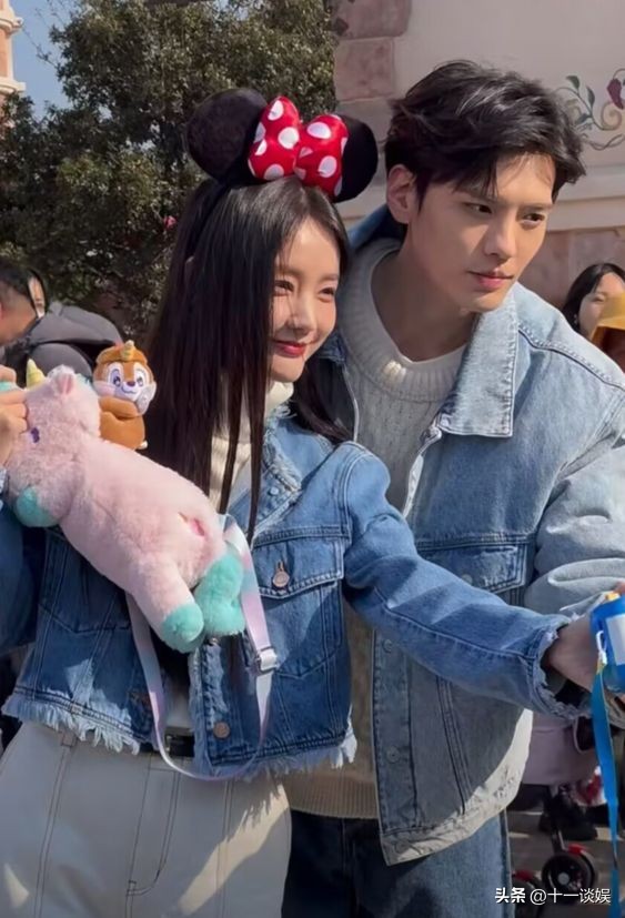 Disney ran into Li Yitong and Bi Wenjun, hugged her waist and took a photo of the couple, the ...