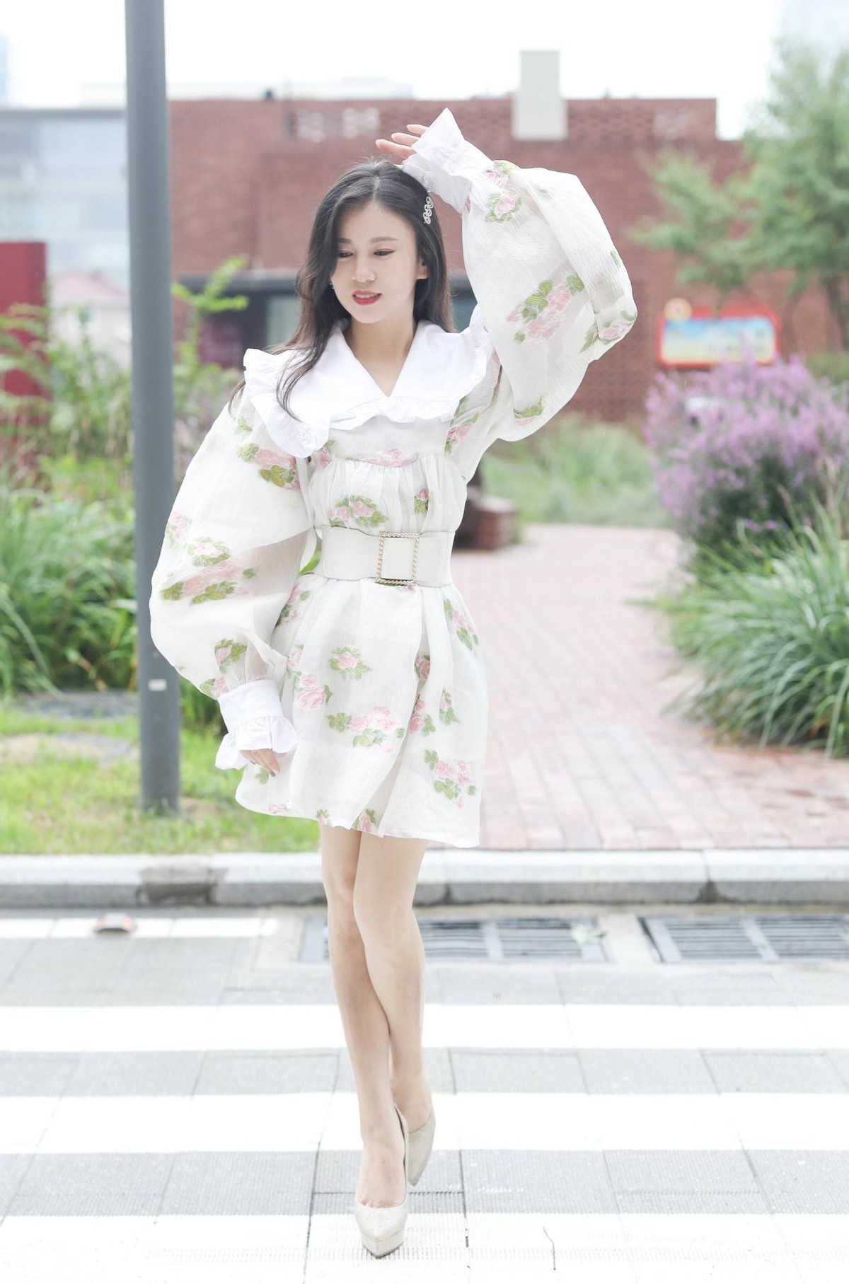 The host Liu Meixi's floral short skirt is fashionable and lively ...