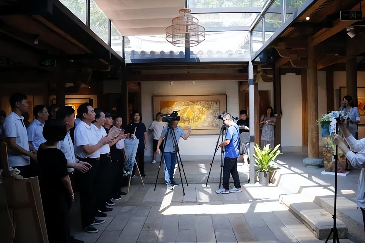 "Sunrise in the East and Rain in the West" Exhibition of Yang Xiaoyang ...