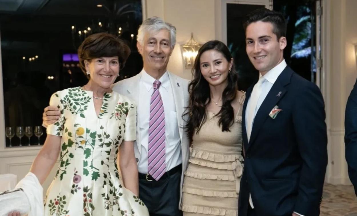 The Chinese daughter-in-law of the Estée Lauder family is pregnant, and ...