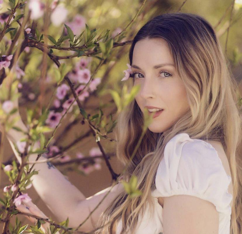 Karla Kush (Karla Kush), long blond hair, beautiful face and perfect ...