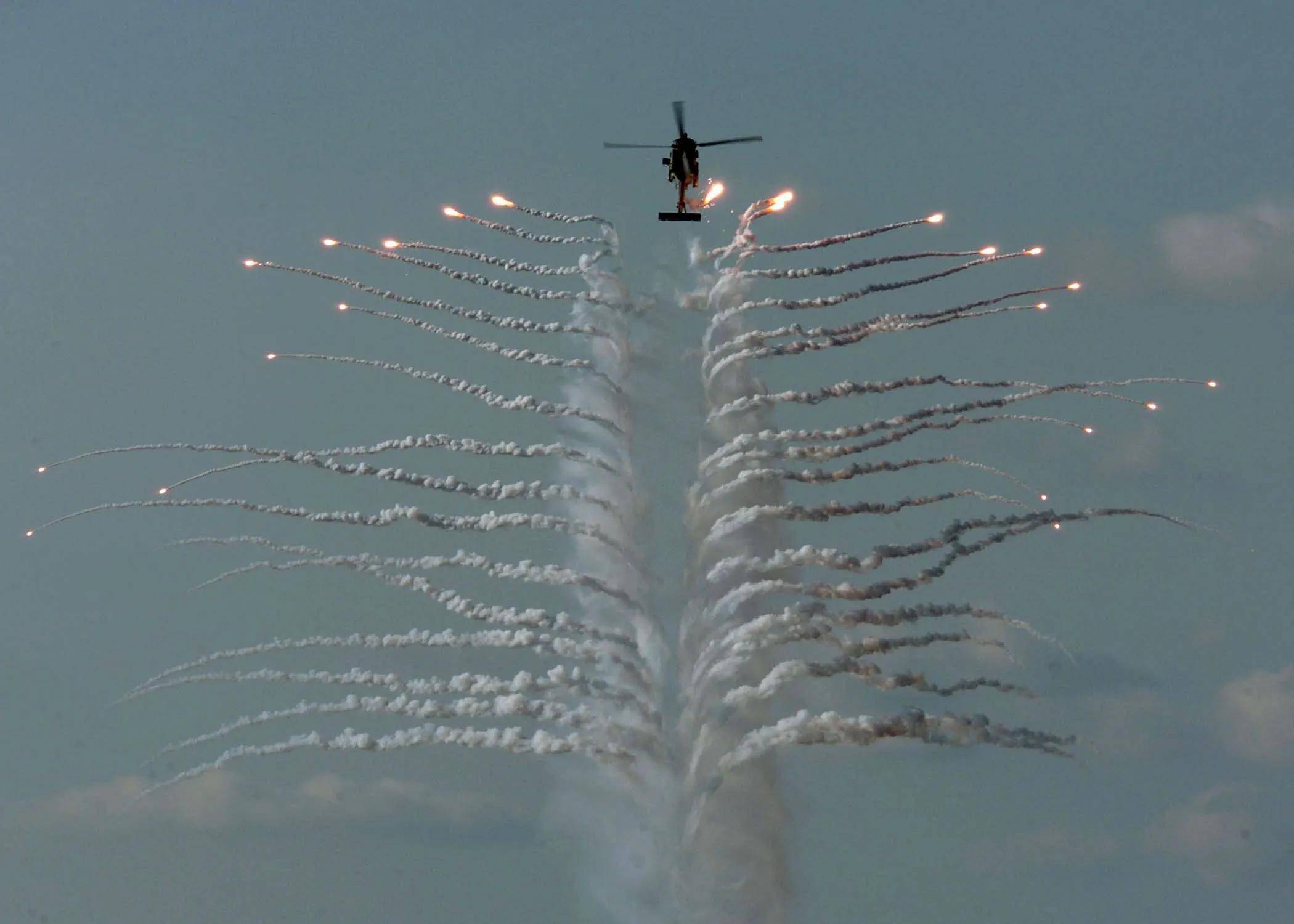 The shield on the fighter plane-intelligent missile countermeasure - iNEWS