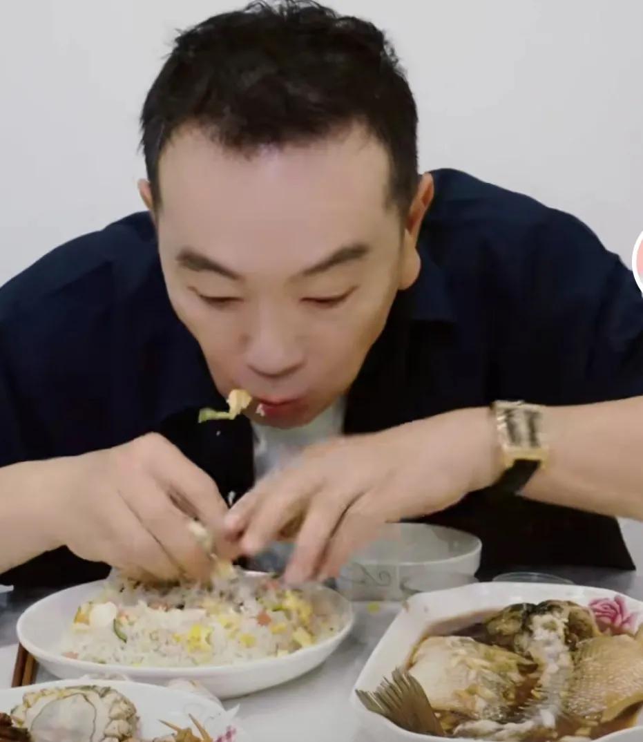 Actor Zhang Chenguang grabbed rice with his bare hands and stuffed it ...