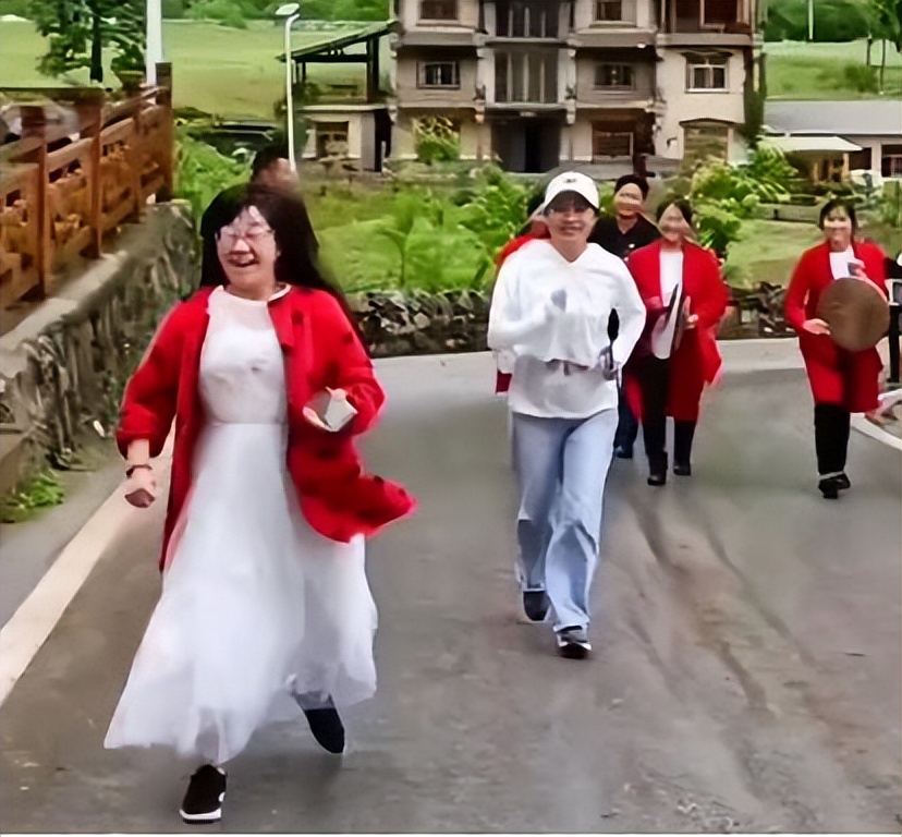 Yu Xiuhua moved to a new house, wearing a white dress and playing gongs ...