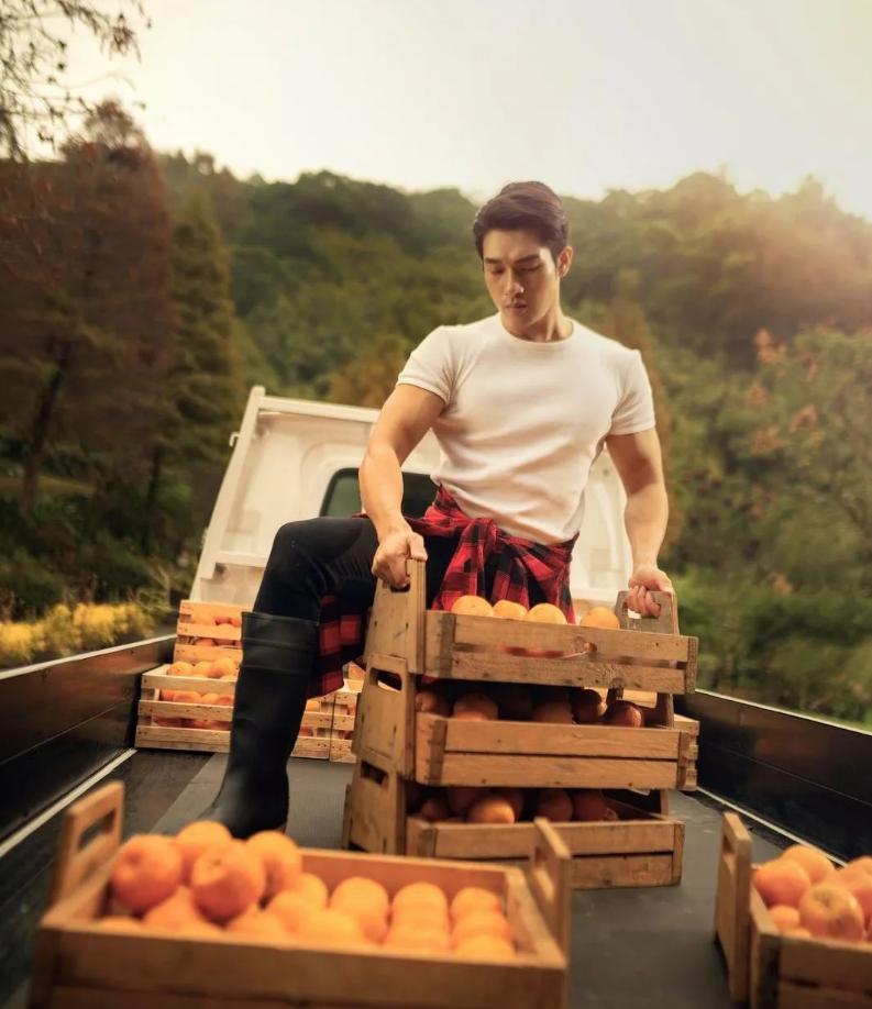 The SUV car model is so handsome, the chest muscles support the T-shirt ...