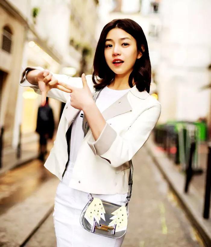 Sexy and charming Michelle Chen - iMedia