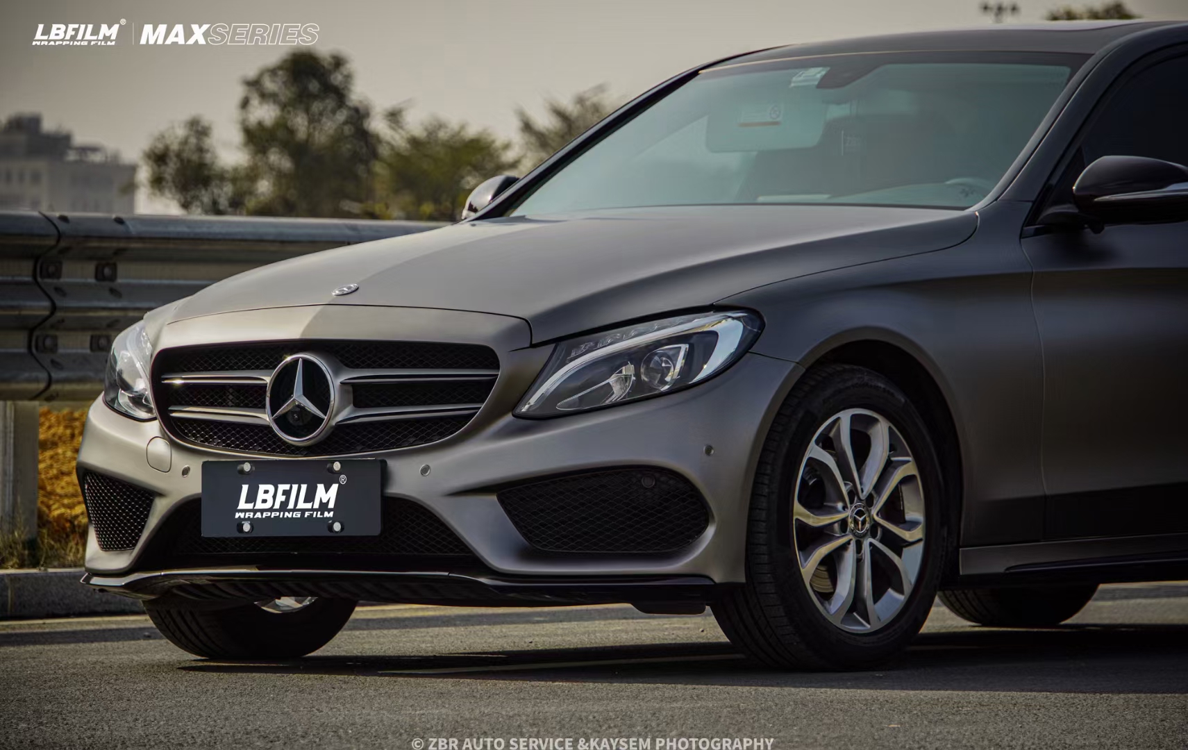 奔馳E300-LB改色膜原廠漆山灰，一款霸氣又帶有一絲俏皮的顏色 - 資訊咖