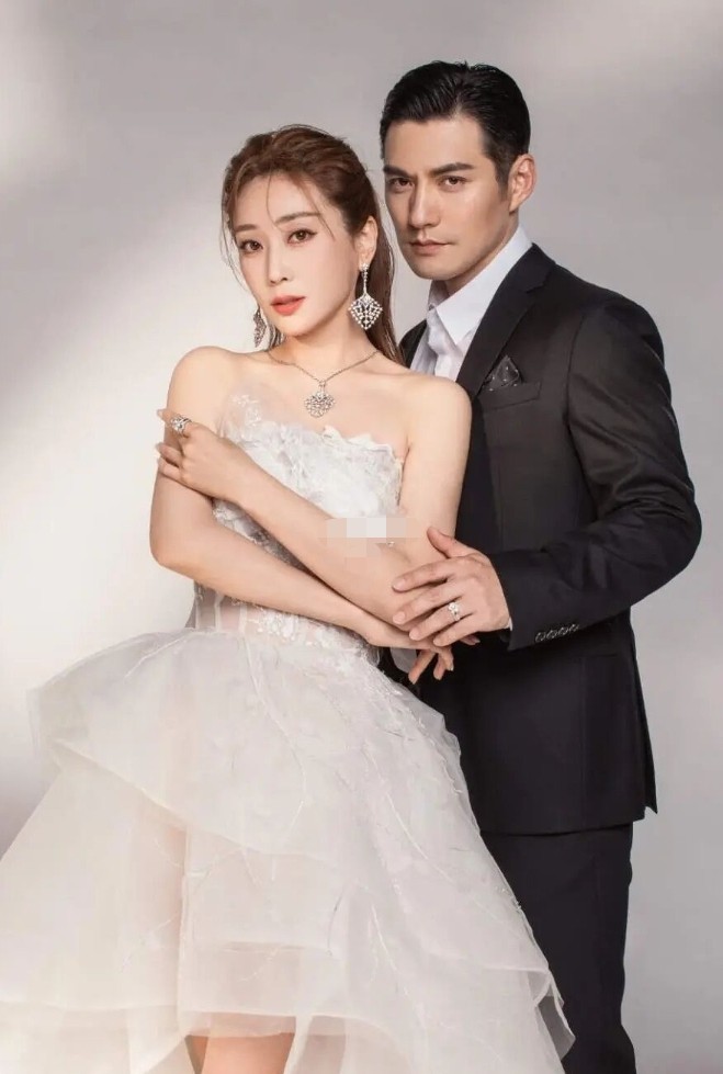 Yan Yikuan and his wife took a family photo, Du Ruoxi kissed his 3-year ...