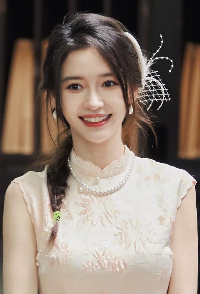 Angelababy was secretly filmed smoking in the script killing store, it ...