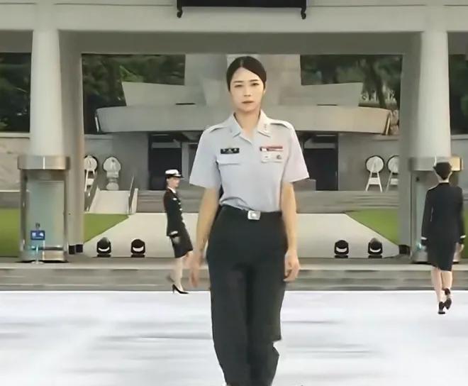The kimchi country wears a military uniform on the catwalk and staged a ...