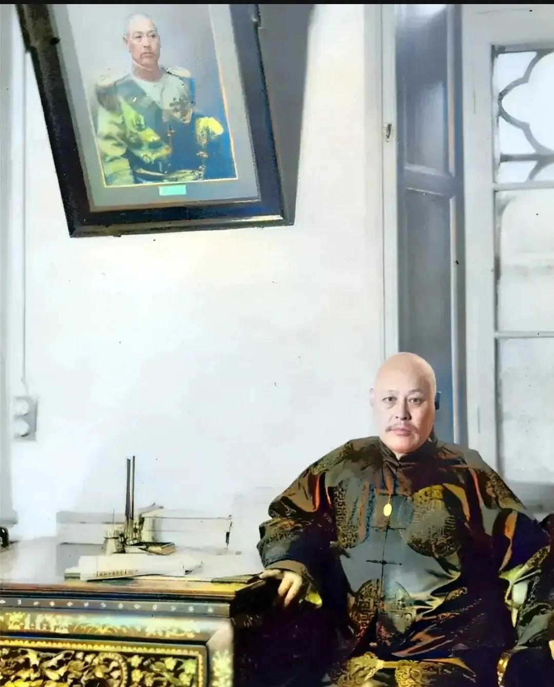 In 1936, Wu Peifu in his later years, sitting at the desk, a rare photo ...