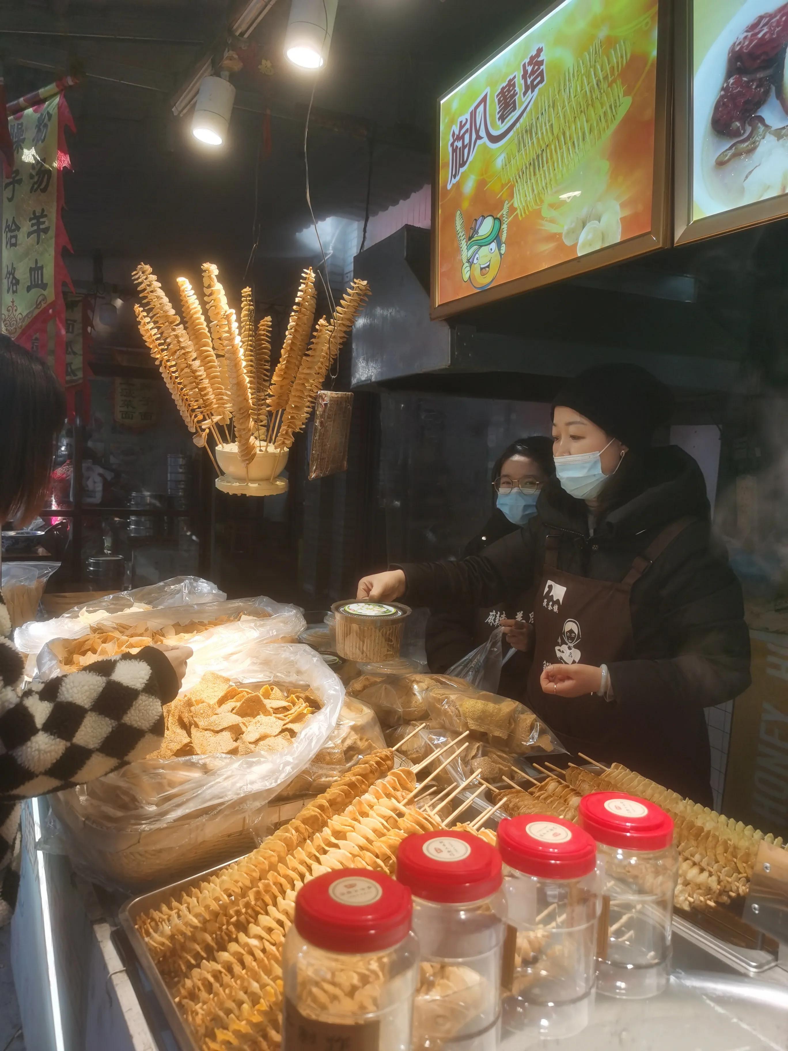 On the second day of the Chinese New Year, Fucha Town is crowded with ...